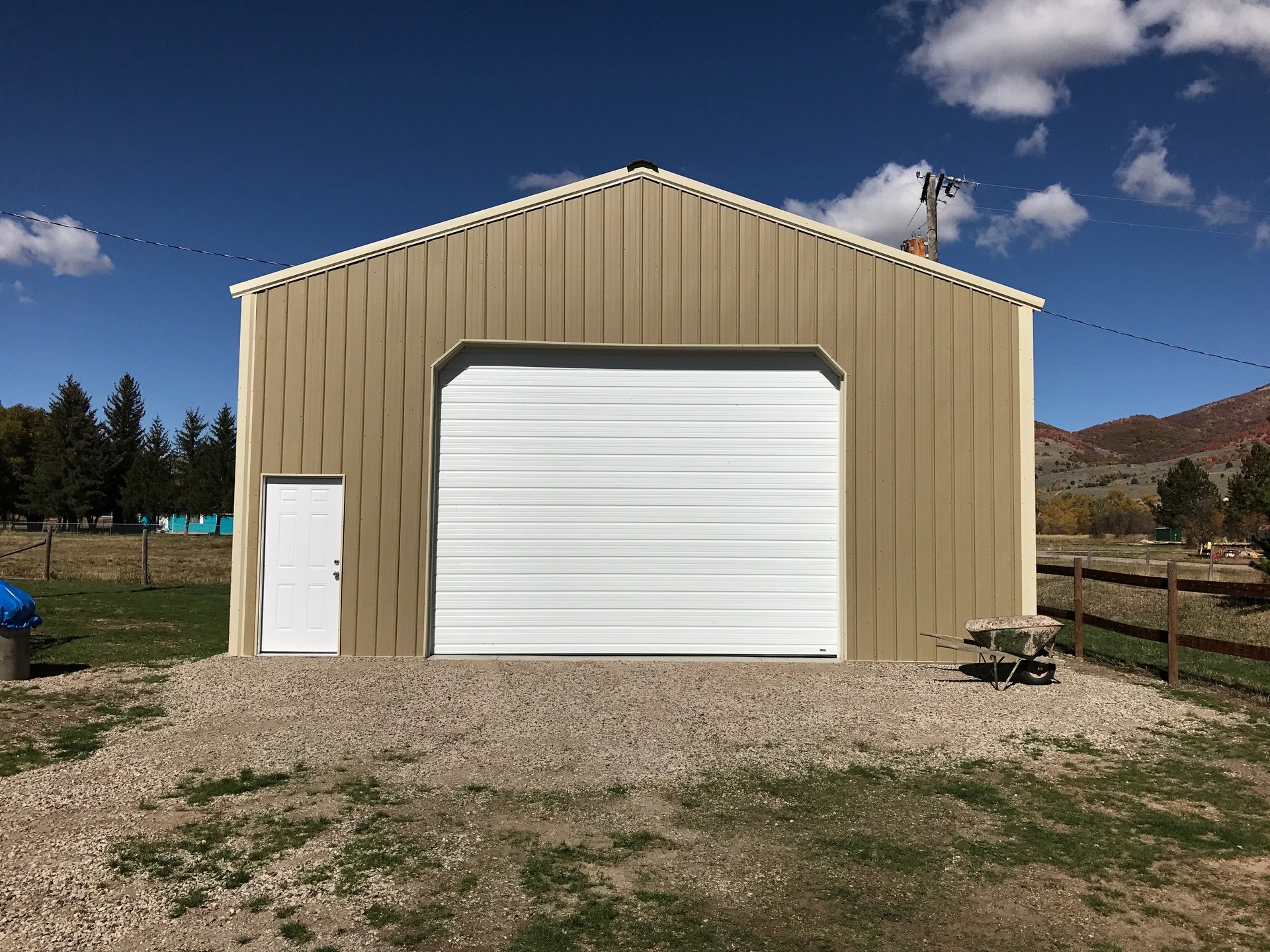 Pole loafing shed | Small pallet wood shed